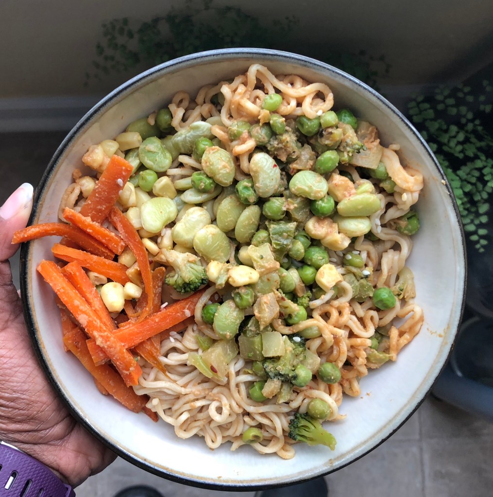 Ramen Buddha Bowl with Creamy Peanut Sauce – Bargain Vegan